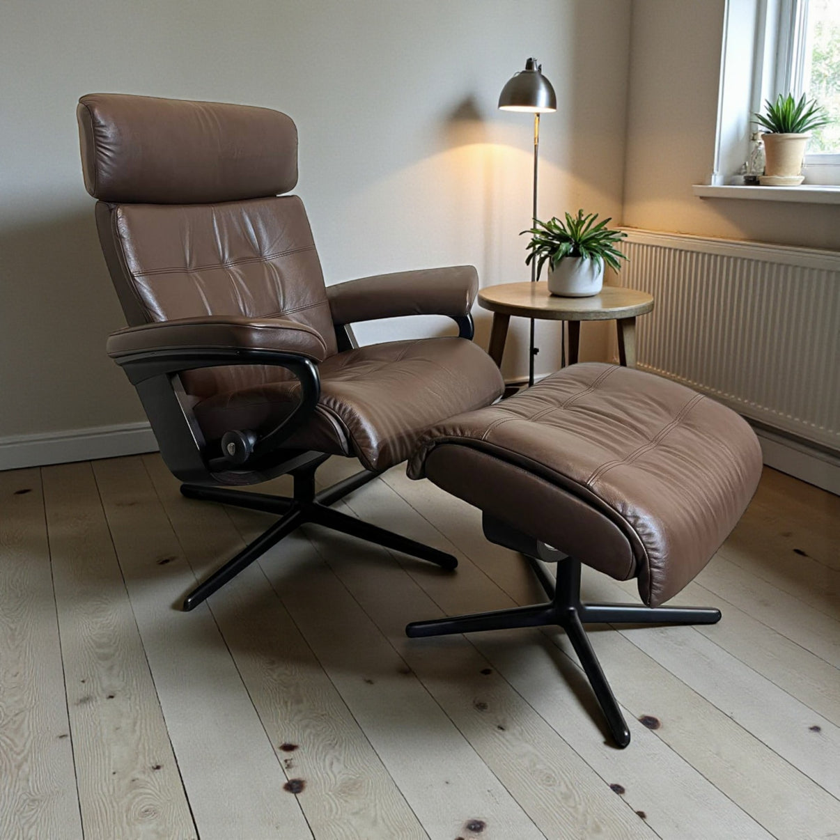 PENT BRUKT | Ekornes Stressless Erik lenestol med krakk i brun – MøbelGlede